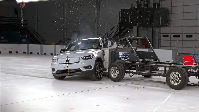 2021款沃尔沃纯电SUV XC40美国IIHS侧面碰撞测试