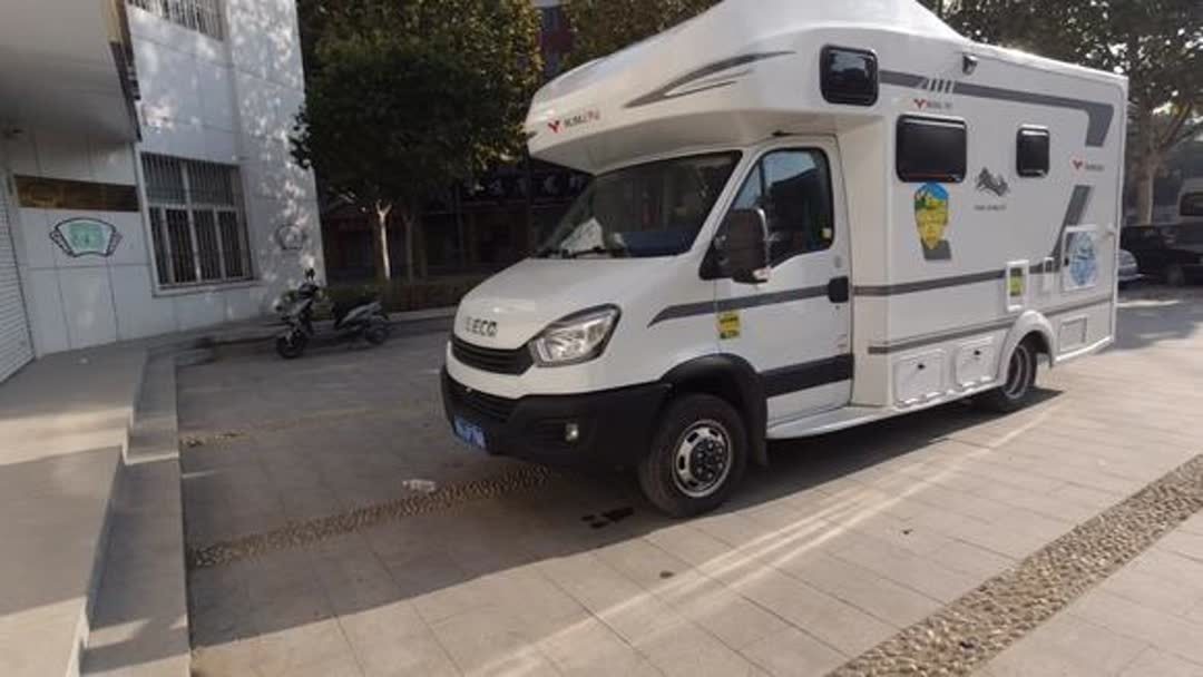 73哥带大家看看陈老哥的依维柯c型房车,布局设计不错,上集