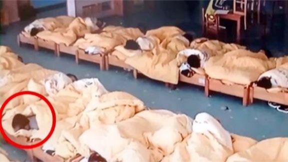 4岁幼童幼儿园趴着午睡后死亡,家人质疑老师,园方:与我们无关