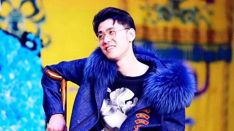 张云雷获官媒肯定接受专访,首谈相声专场怎么用荧光棒