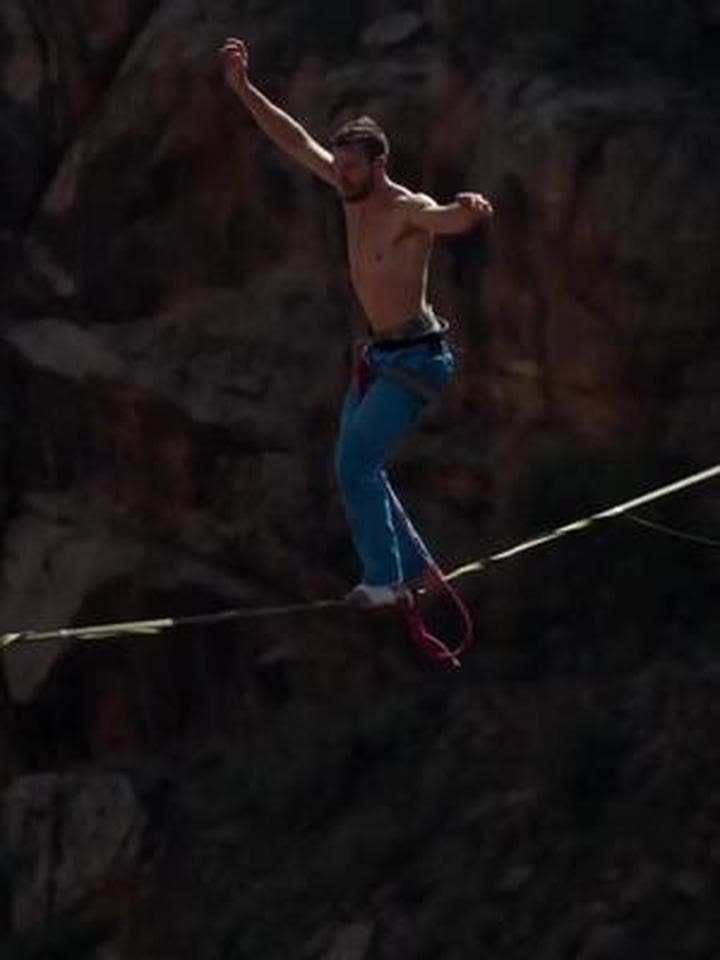 愿我们低头有坚定的脚步 抬头有清晰的远方 世界会慢慢清晰 你终将找到