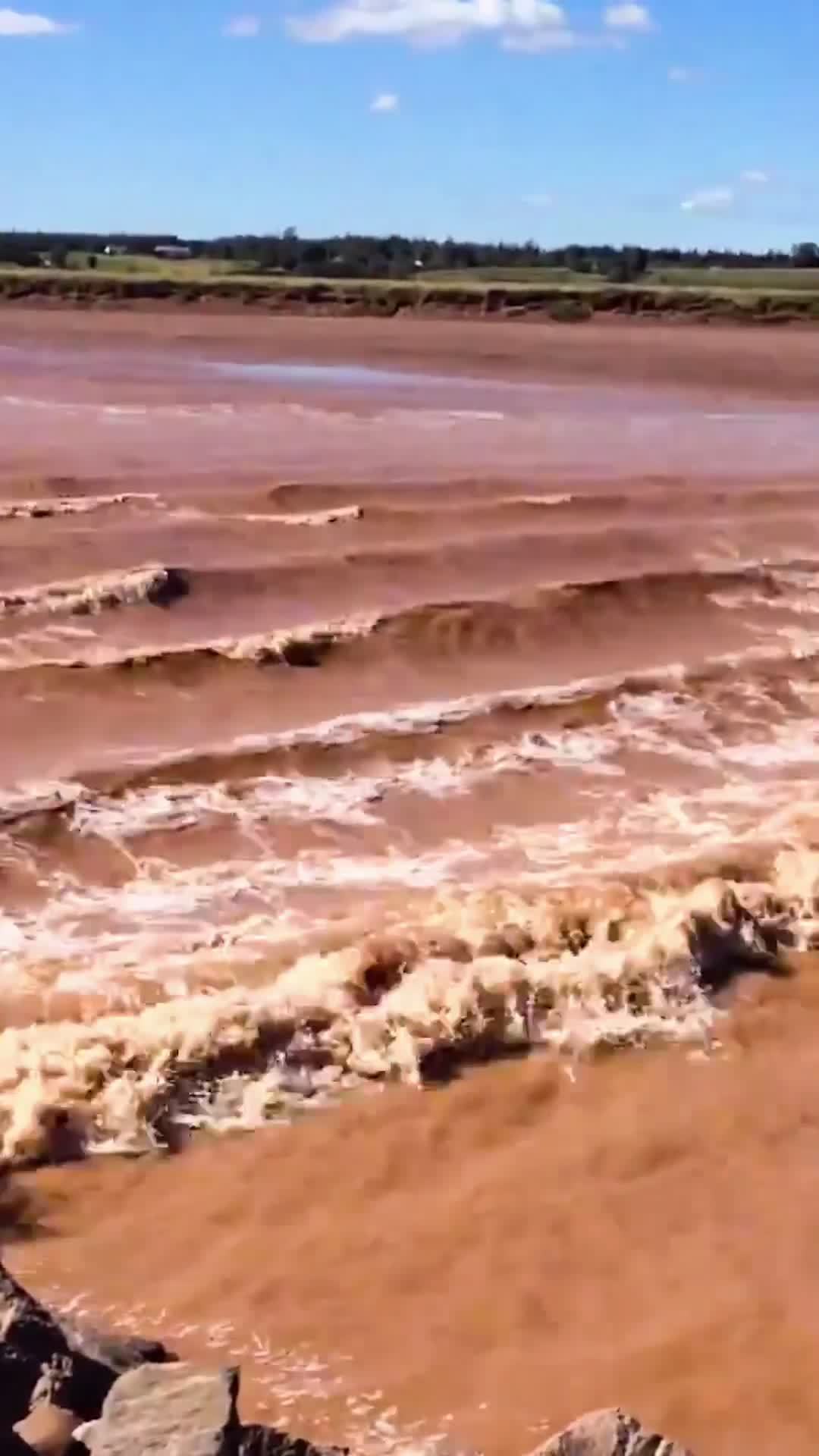 海洋涨潮侵袭陆地瞬间带着看世界面朝大海波涛汹涌