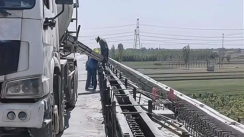 高铁三墙模板浇筑现场,高铁遮板模具