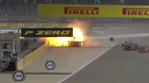 F1赛车撞车后起火断成两截,车手火海里极限逃生,全程惊心动魄