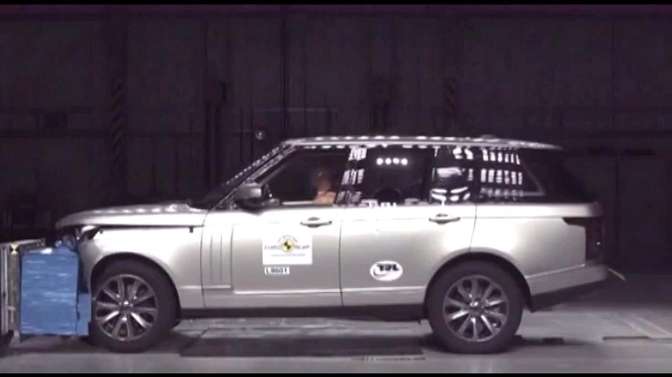 路虎揽胜碰撞测试,虽然最近路虎口碑不好,但是安全确实还可以