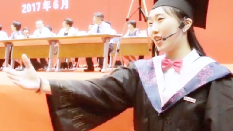 大学毕业典礼上,观众席女生突然唱起《成都》感动全场,致青春!