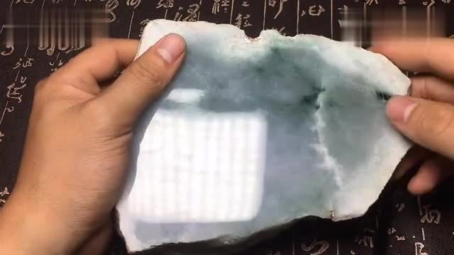 老板直呼看走眼 皮壳杂乱的木那翡翠原石 切开种水色均匀