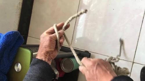 跟这老爷子学个绳子扣实用