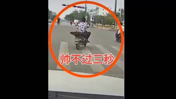 ...系列】各行其道很重要,非机动车要在非机动车道停止线内等待信号灯!