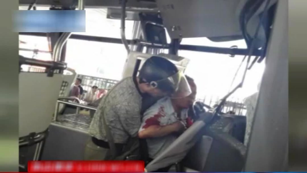 上海公交车撞上高架立柱 已致1死22伤