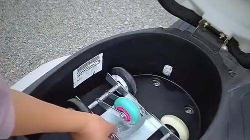 村里牛人研制的电动车助力器,有了它,再也不怕轮胎没气啦!