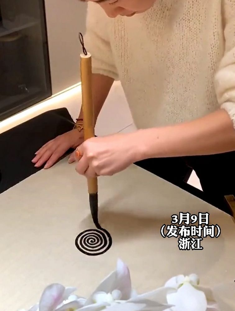 女子控制毛笔画圈,看似简单实则非常难!