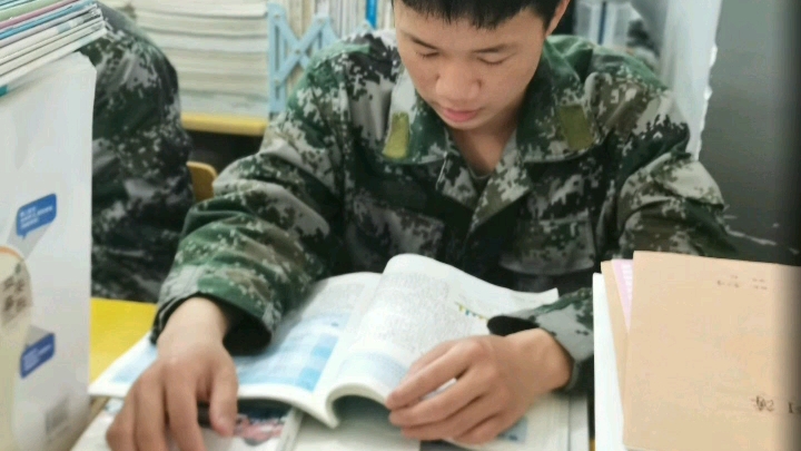 ...产学研用融合发展平台,保障学生对口高薪就业的同时组织学生通过校...