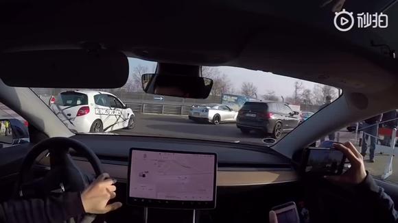 Model 3在纽博格林跑圈,起步弹射吓坏了旁边的宝马车主