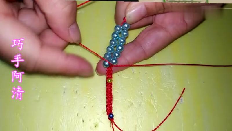 《编织教学》教你编红绳穿珠手链,织法简单易学,几个步骤完成!