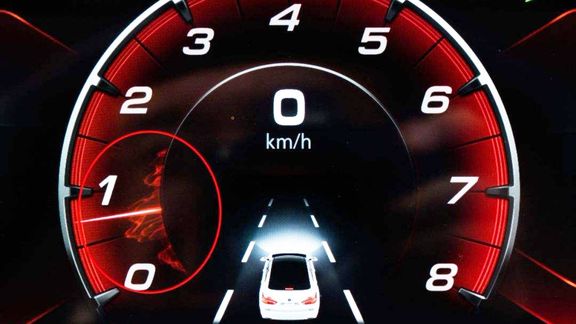 开空调怠速时转速指针为什么突然跳动?