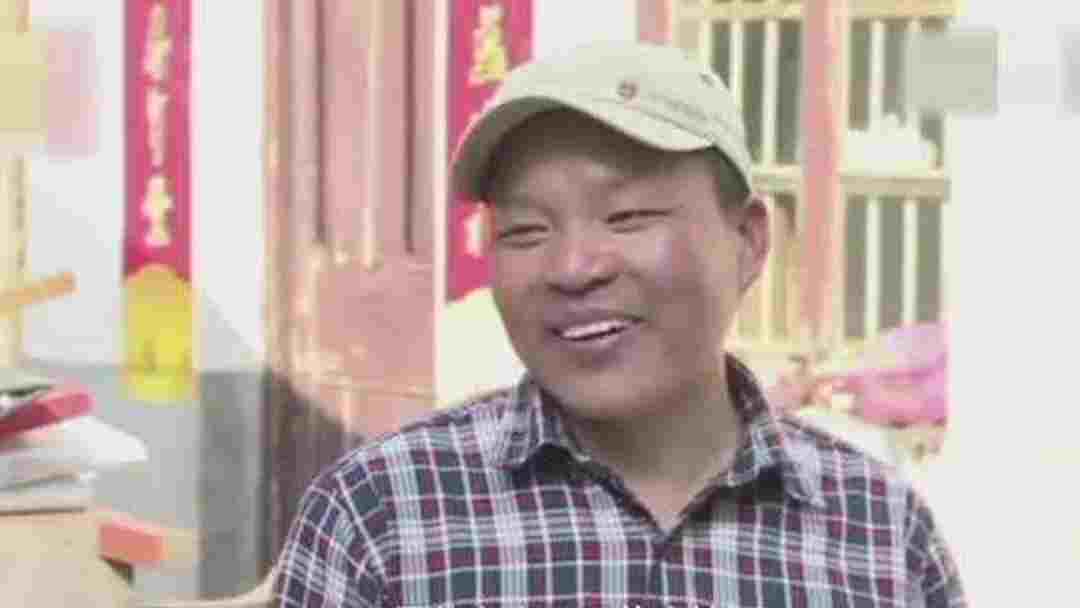 清洁大叔捡20万银行卡准备上交,报警路上又捡30万现金