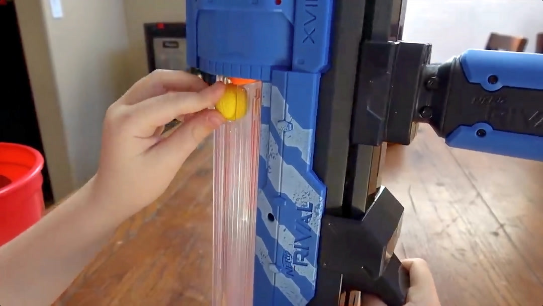 真人CS:射击练习挑战,兄弟两开始比拼