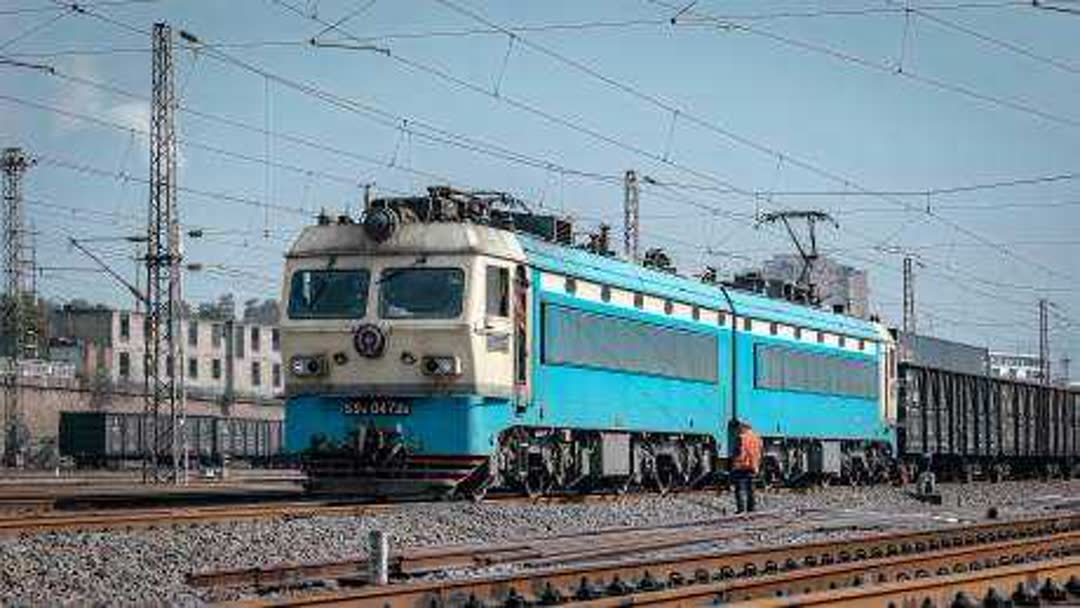 成渝铁路5612次列车进入四川境内,跟重庆比完全是另外一副风景