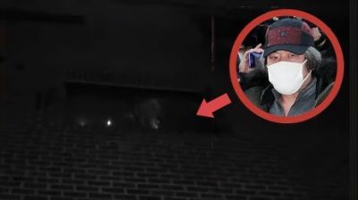 不寒而栗!熄灯后素媛案原型罪犯打着电筒俯视围堵家门的抗议者
