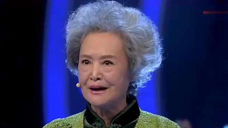 演员王铁成惊喜现身为高放助阵,认为她是演艺界画传统国画第一人