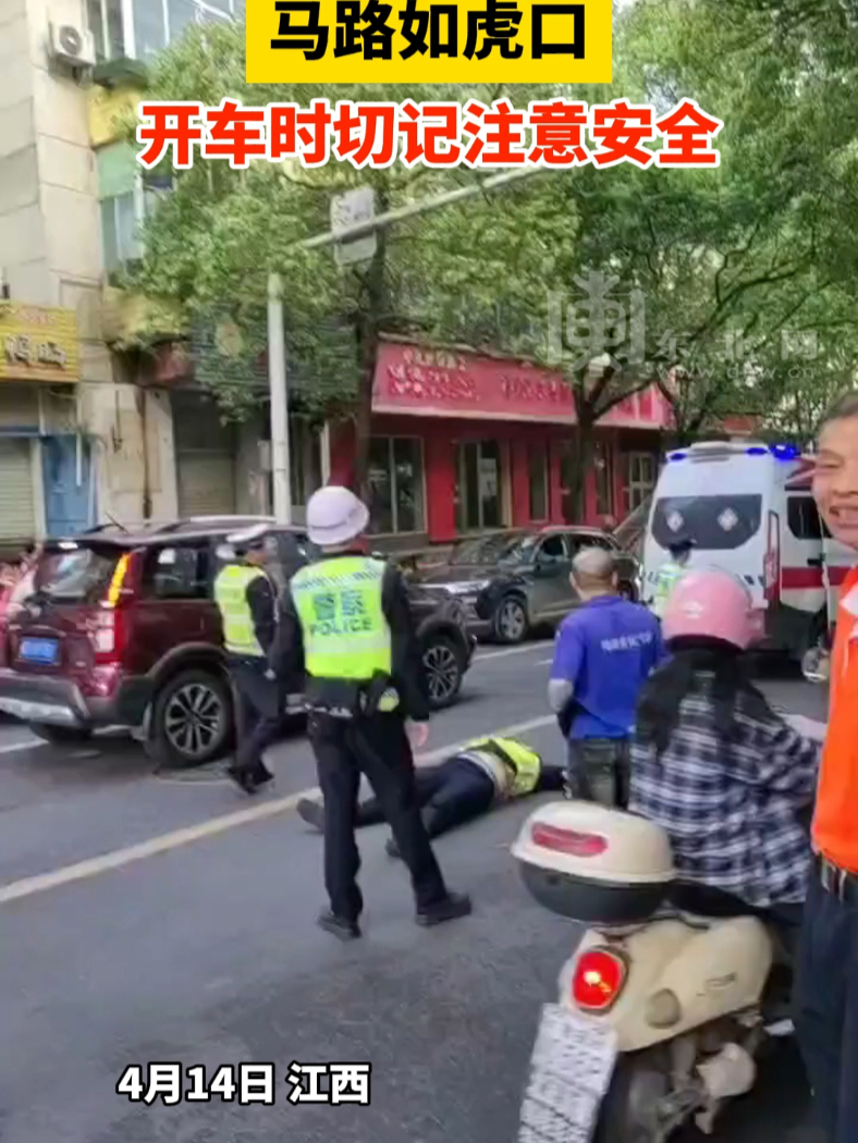 交警都被车撞了,马路如虎口,开车时切记注意安全