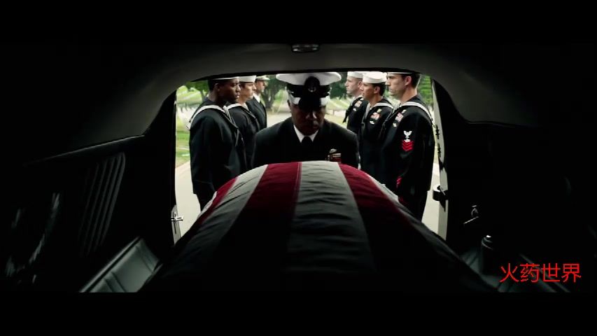 影视 - 海豹战士牺牲后下葬,队友把徽章钉在棺材上