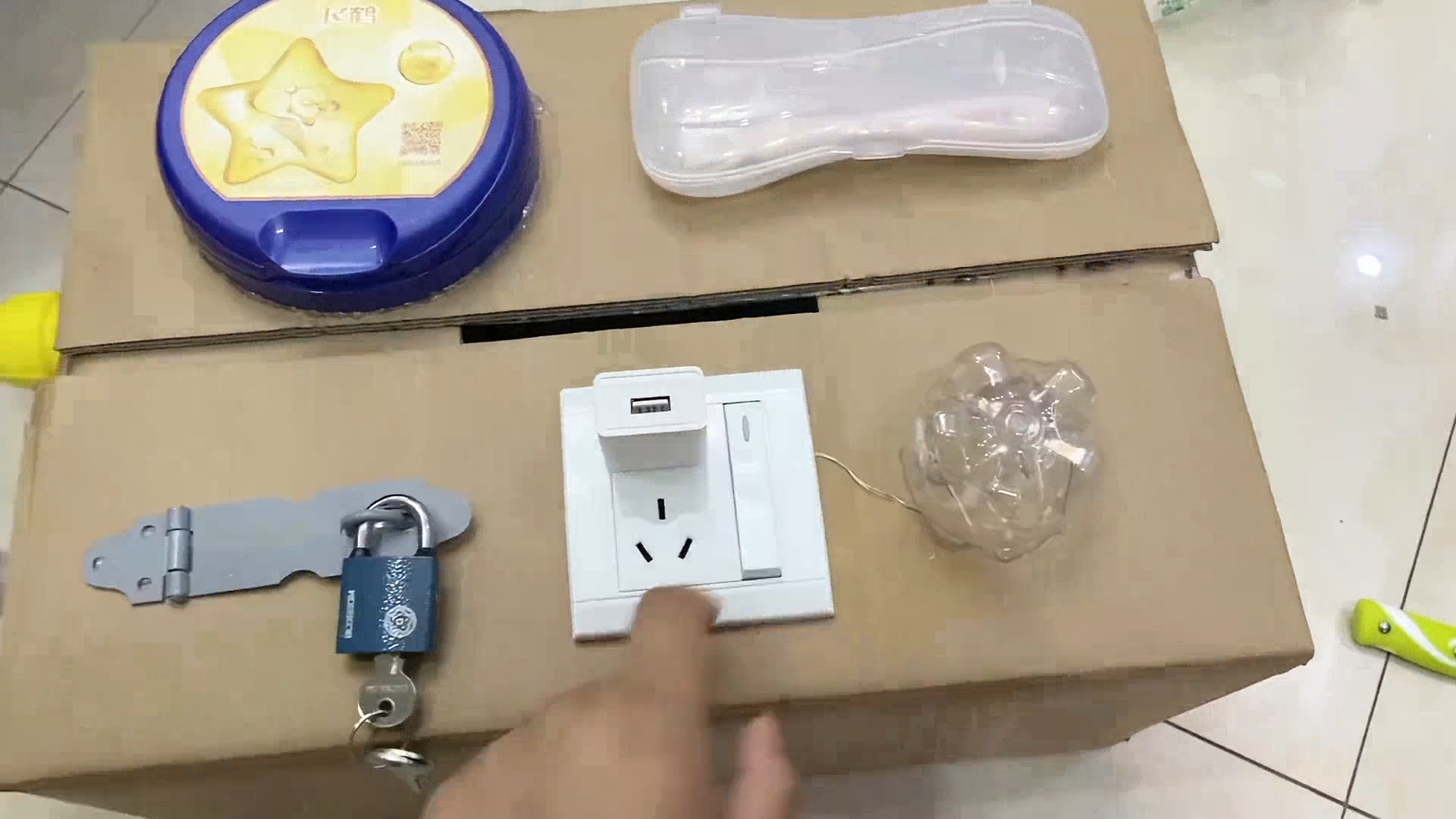 爸爸花2小时为1岁宝宝做玩具,“忙碌箱”变废为宝,妻子猛夸