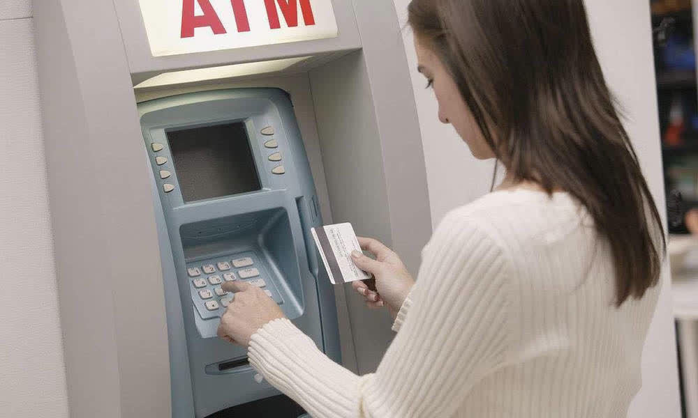为何银行总让储户在ATM机上取款?