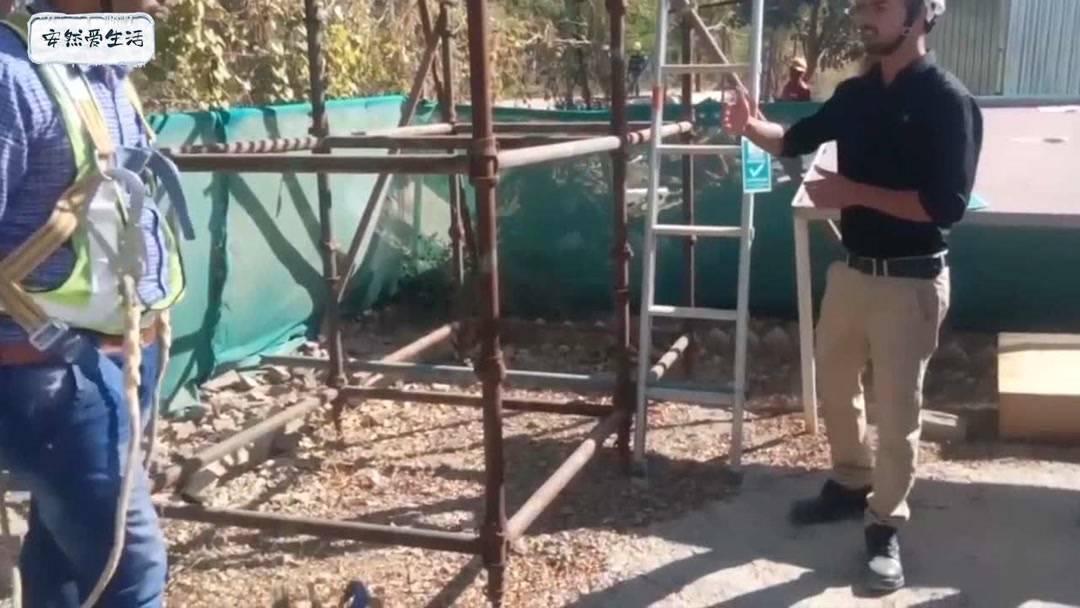 国外这样搭脚手架自诩超安全, 能举40斤钢管的国内工友羡慕不?