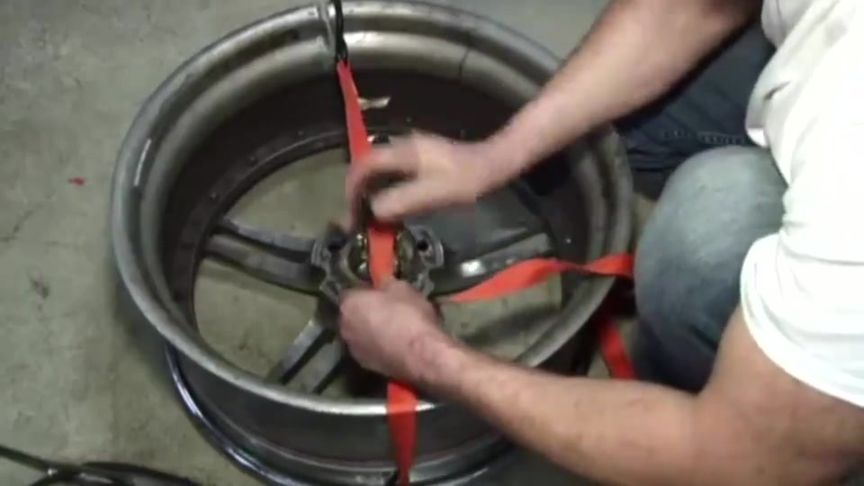 老外教你如何修复破损旧轮毂,太厉害