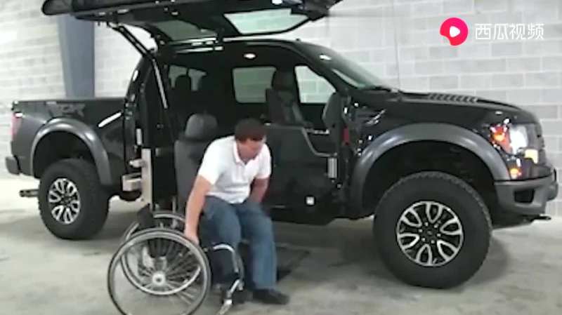 福特改装残疾人专用车,车门采用跑车的打开方式