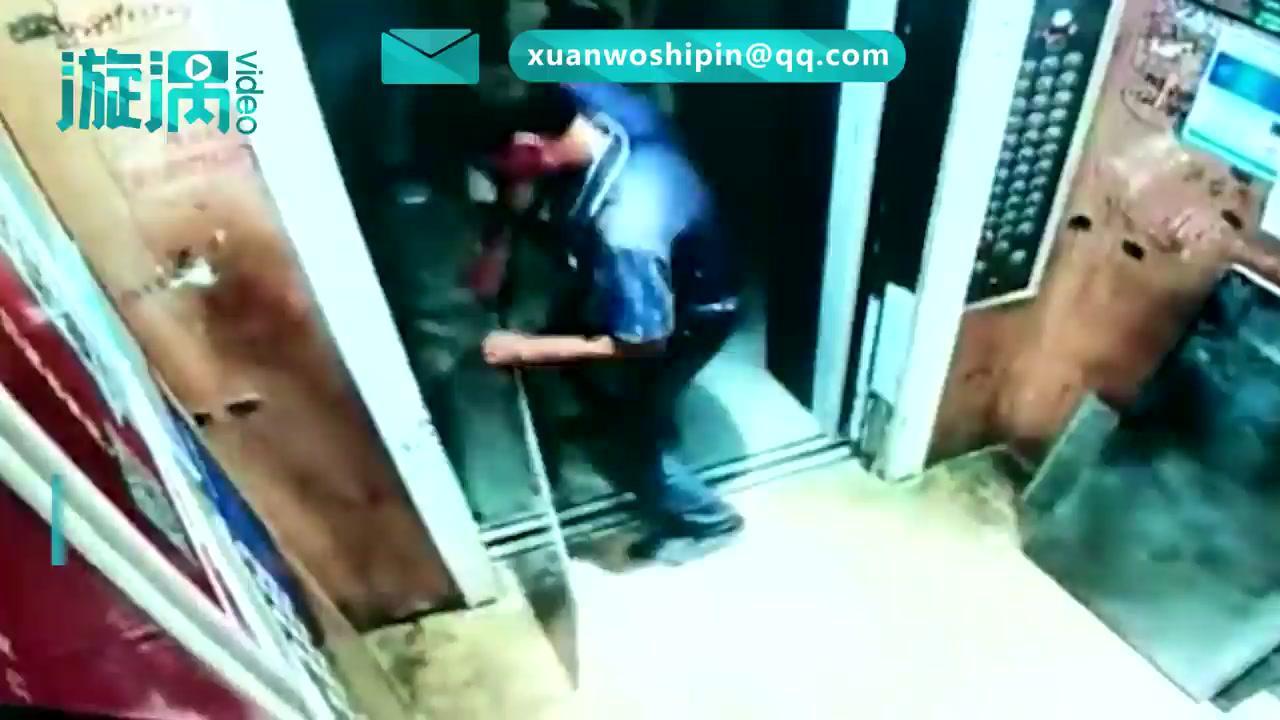 男子用玻璃挡门致电梯卡死被困,维修工:玻璃挡不住感应红外线
