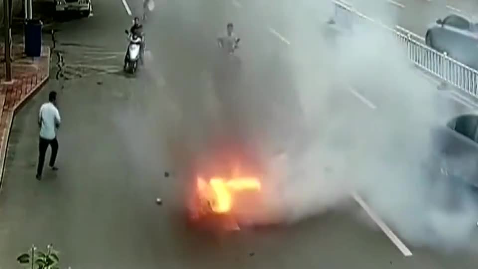 两男子骑着电动车,车子突然爆炸起火,跑还来得及吗?