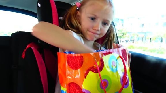 小萝莉的球滚下汽车