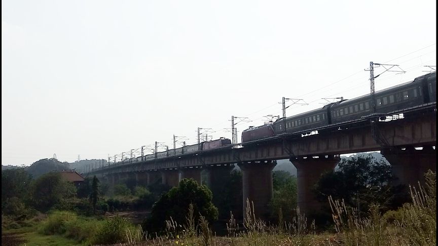 火车迷拍京九铁路两列火车交汇的震撼场面,K678次和T397次