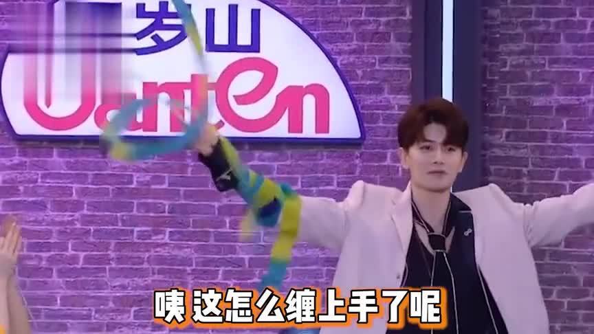 任嘉伦跳彩带舞满堂喝彩,还自夸学会新舞种