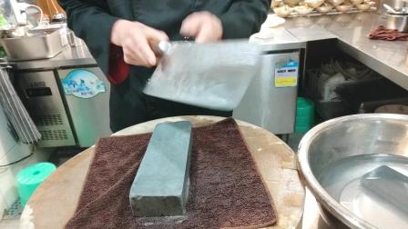 厨师长教你磨刀的正确方法,磨出的刀锋利又耐用,赶快来学吧