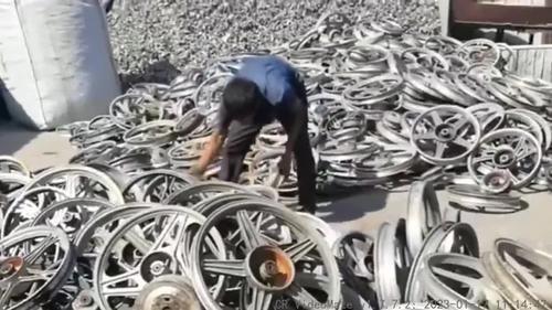 废旧摩托车和电动车轮毂破碎后,进行铝铁分离回收再利用