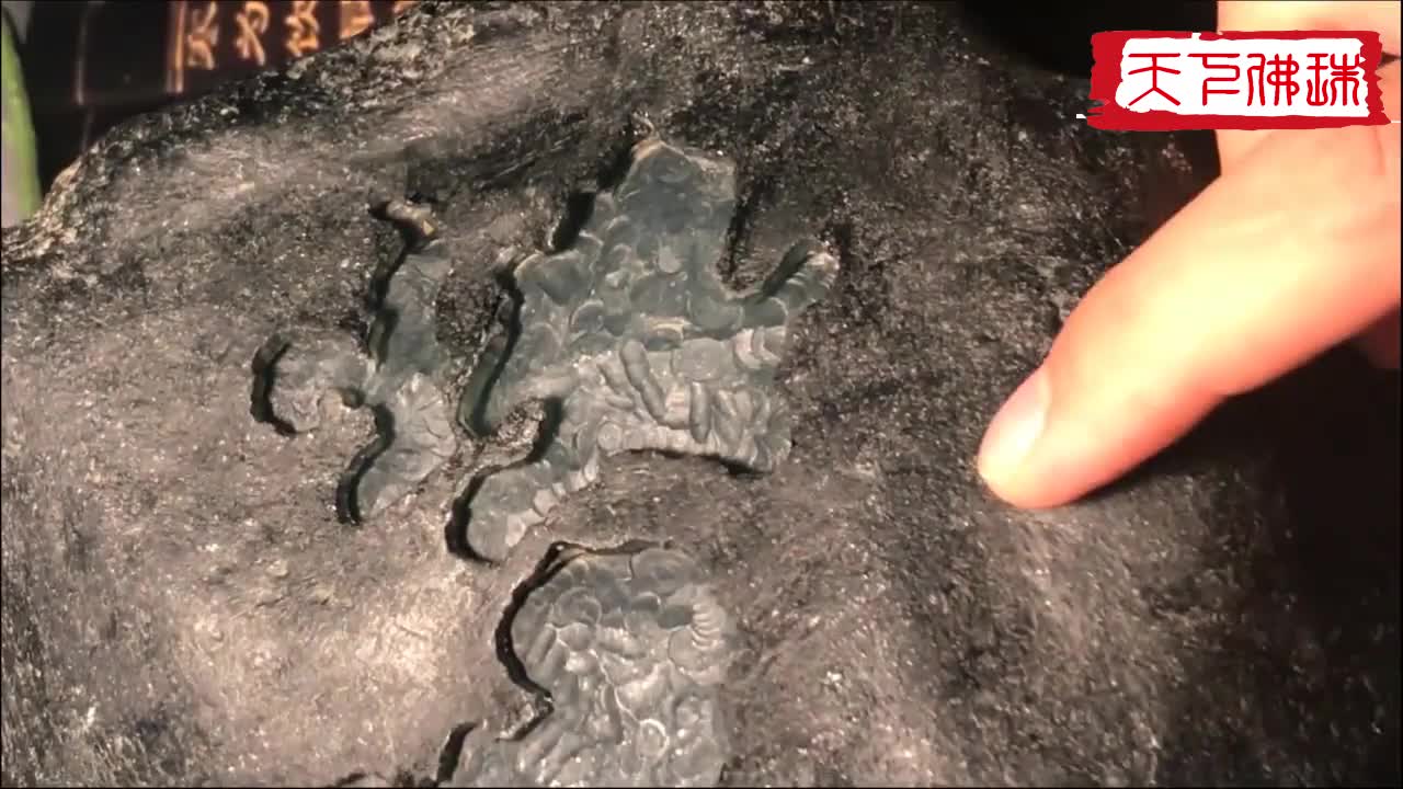 开窗料有多难?缅商70000的开窗翡翠,诱人的种水,切开后