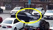监拍女司机倒车来回几次未果 撞车却一气呵成
