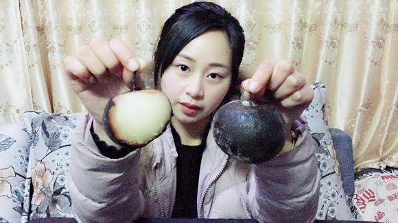 试吃东北特产“冻梨”,看着太难看,吃起来味道太棒了