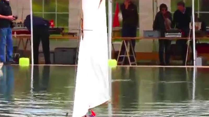 RC帆船在水面自有行驶,这种感觉太棒了,原来老外这么会玩
