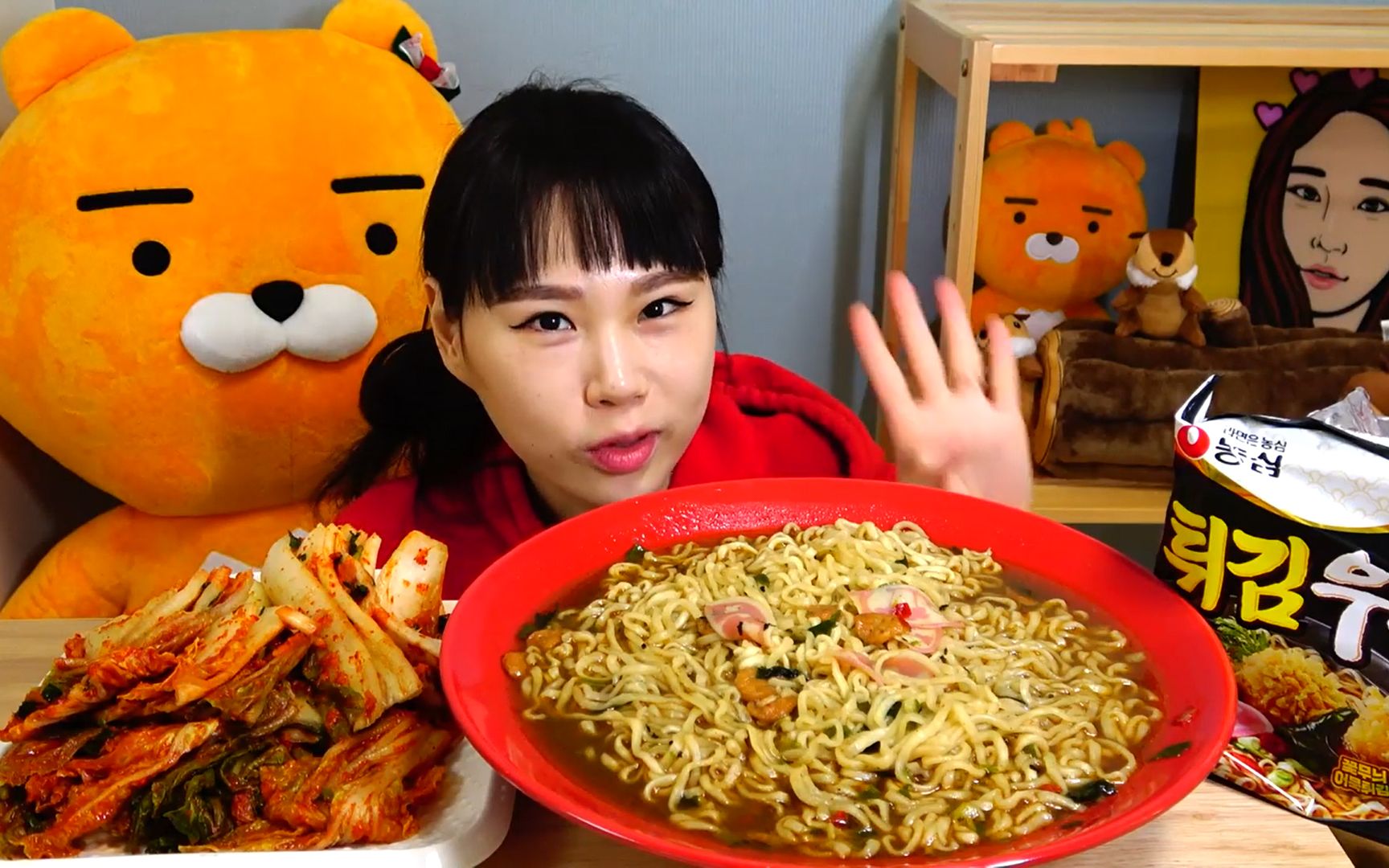 韩国吃播换发型咯卡妹喜欢看卡妹吃面的小伙伴看过来哦!很美味的...