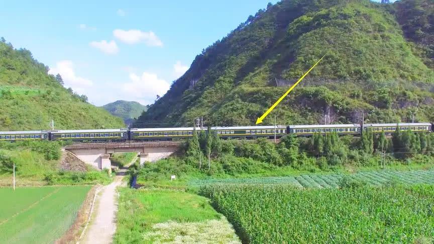 绿皮火车缓缓的经过贵州大山,这才是大山里一道独特的景色!