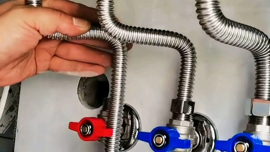 聪明的水电工安装热水器管教程涛哥