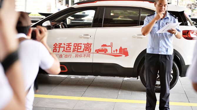 开车上路怕违章,交警3分钟教你识别所有的手势信号
