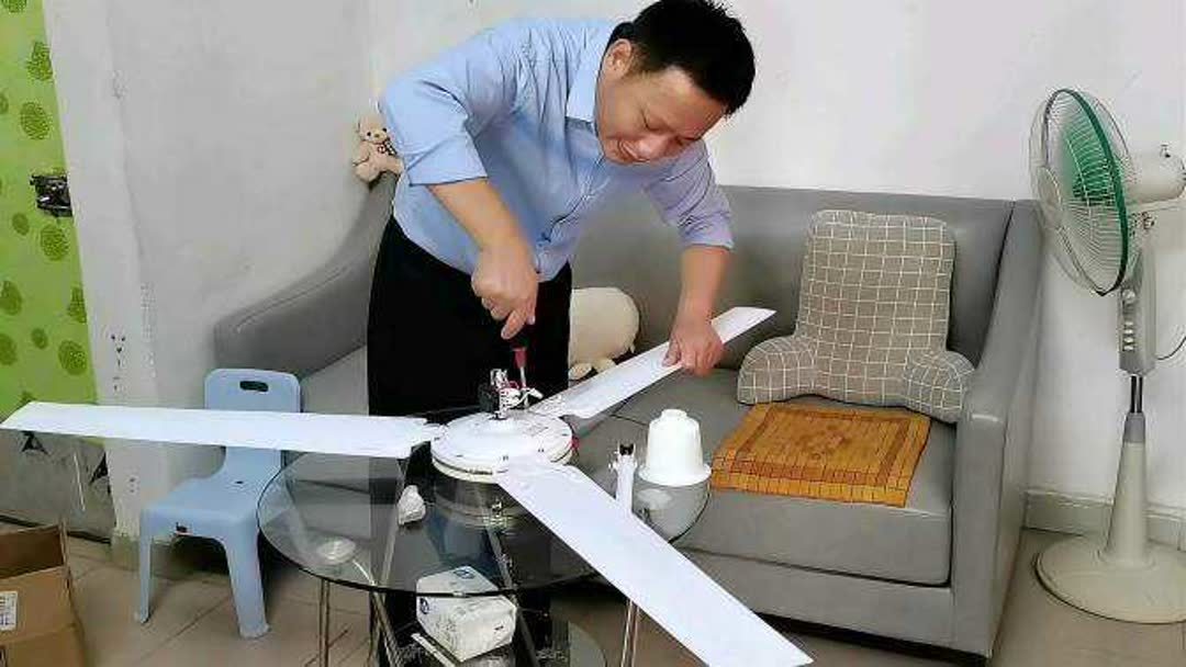 清明节放假,老胡亲自动手安装吊扇,打工人的快乐生活很简单