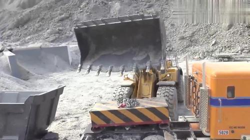 模型卡车在沙地里奔跑,不小心倒了,铲车过来解围!