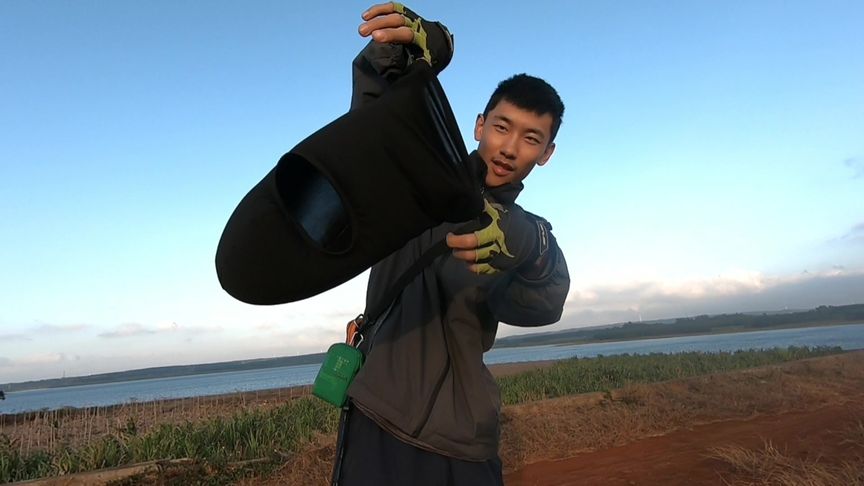 摩旅离开海南岛,路过徐闻县买了个菠萝,看看价格怎么样?